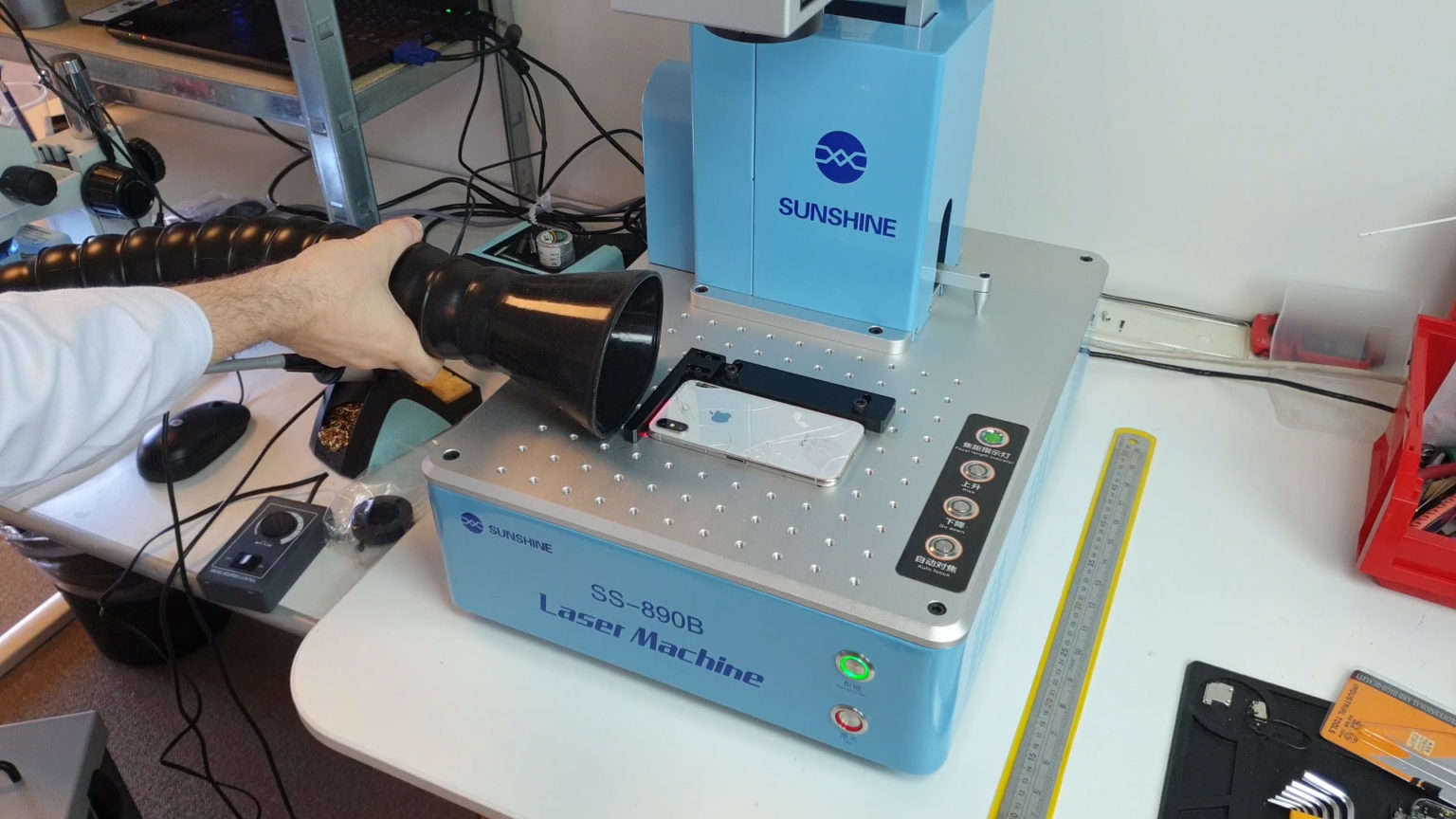 Un laser pour réparer l'iPhone X / changer la vitre arrière de l'iPhone